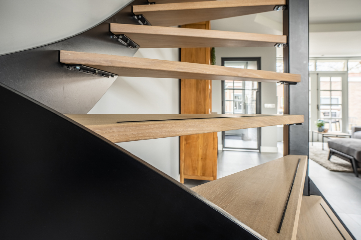 Open stalen trap | Eiken houten treden - Dijkstra Trappen